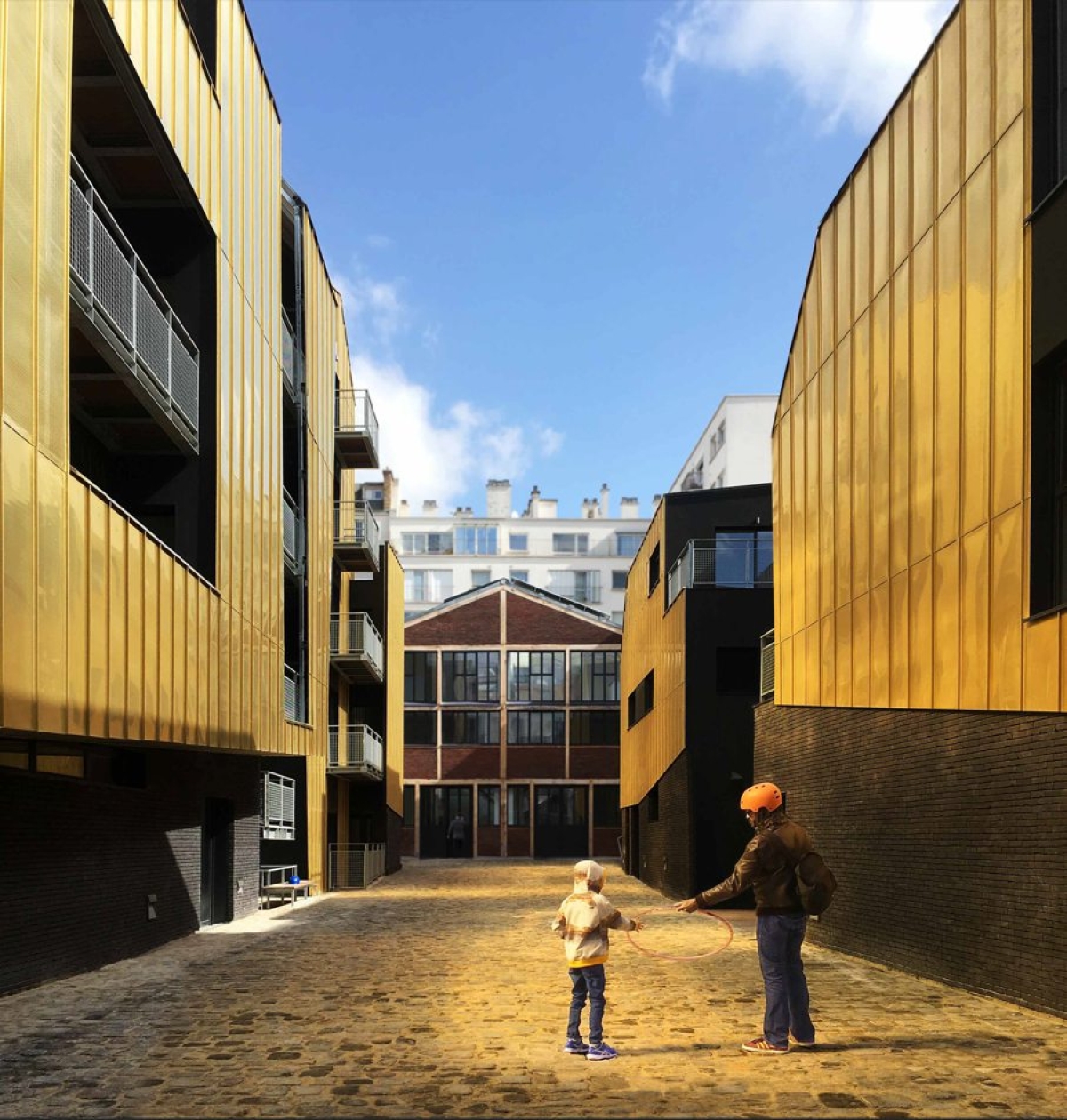 En París, un patio urbano compartido cubierto de oro por Metek ...