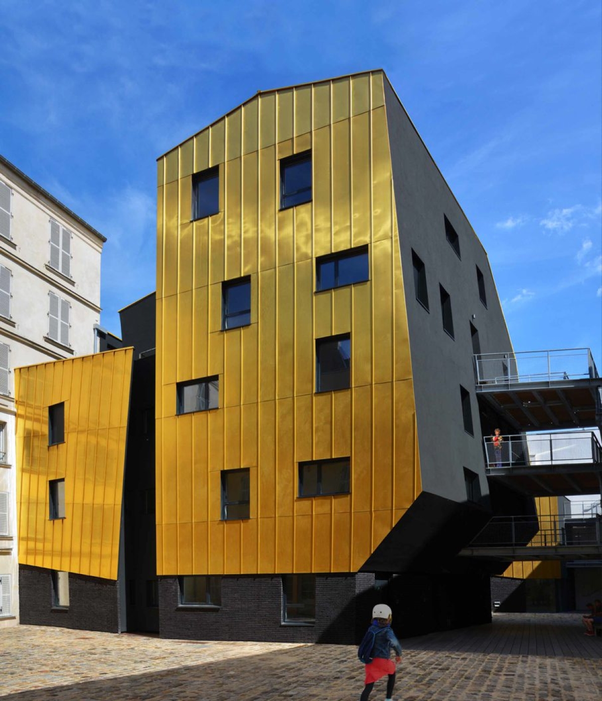 A Parigi un cortile urbano condiviso rivestito d'oro da Metek ...