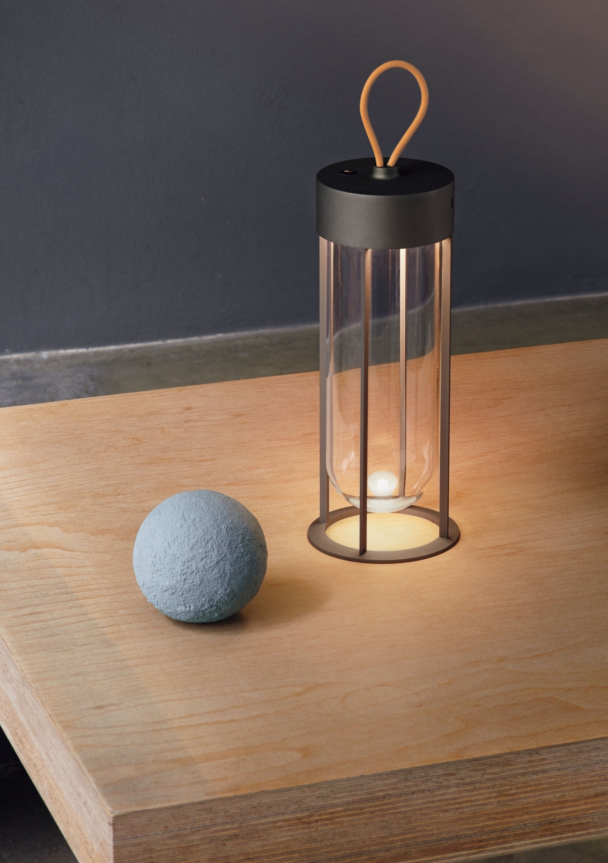 Lámpara de mesa inalámbrica In Vitro Unplugged, Philippe Starck para FLOS - Social Design Magazine