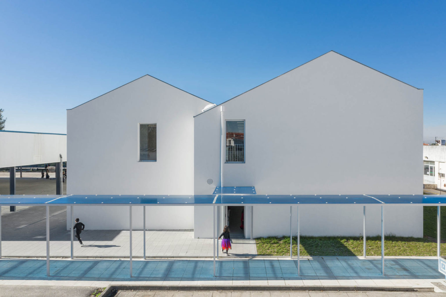 Una scuola elementare colorata ad Aveiro in Portogallo, l'innovativo ...