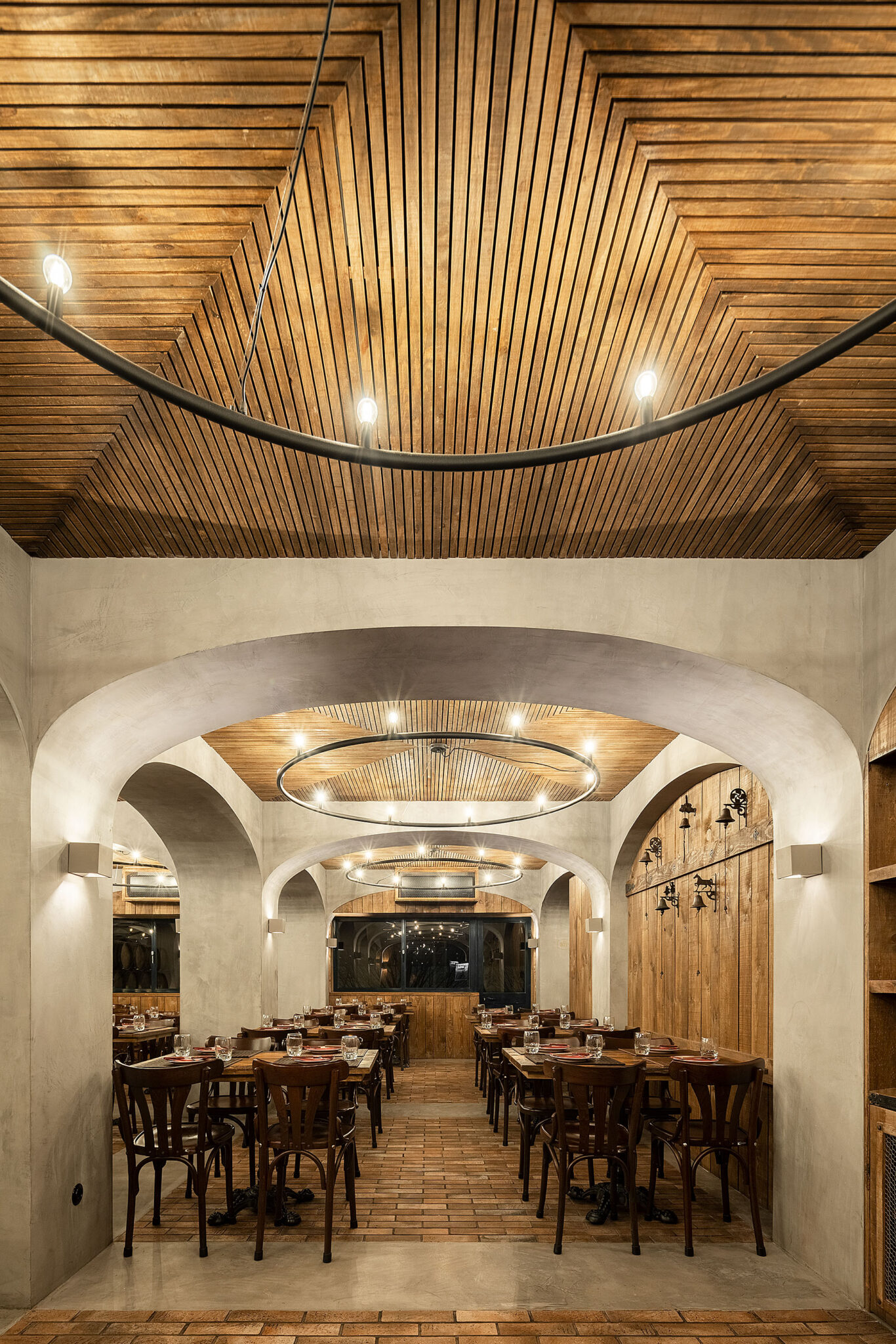 L'atmosfera da cantina ideata da PAULO MERLINI architects rende il ...