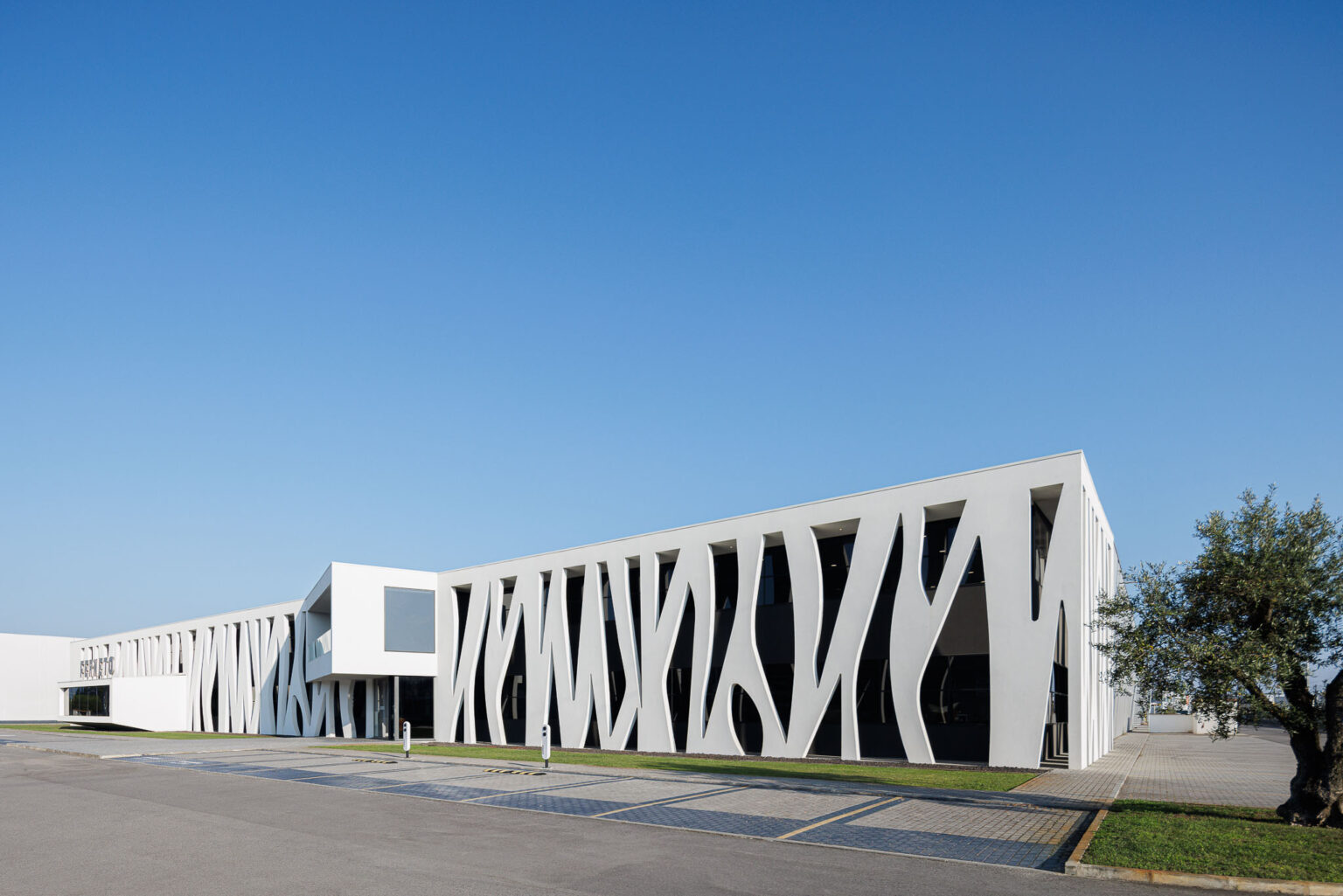 L'edificio industriale di Ferneto SA: Dove l'arte della panificazione ...