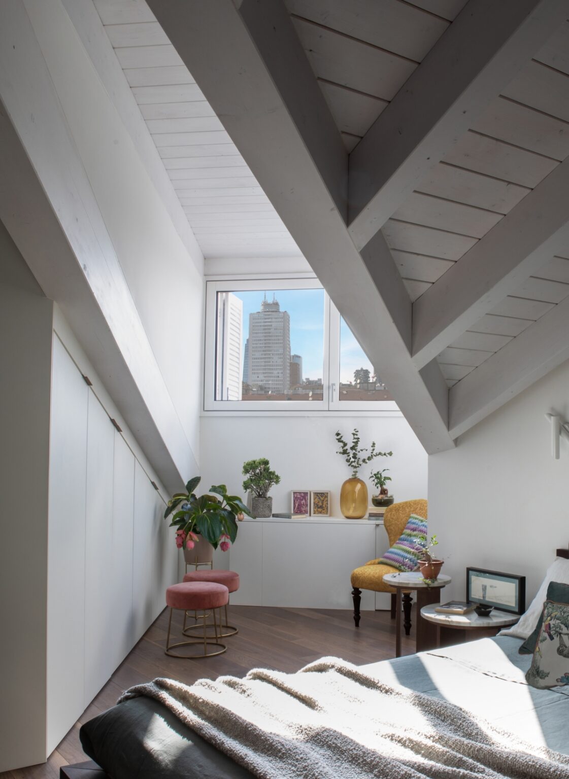 Contrasti tra spazio e natura: l'incredibile duplex di Icona Architetti ...