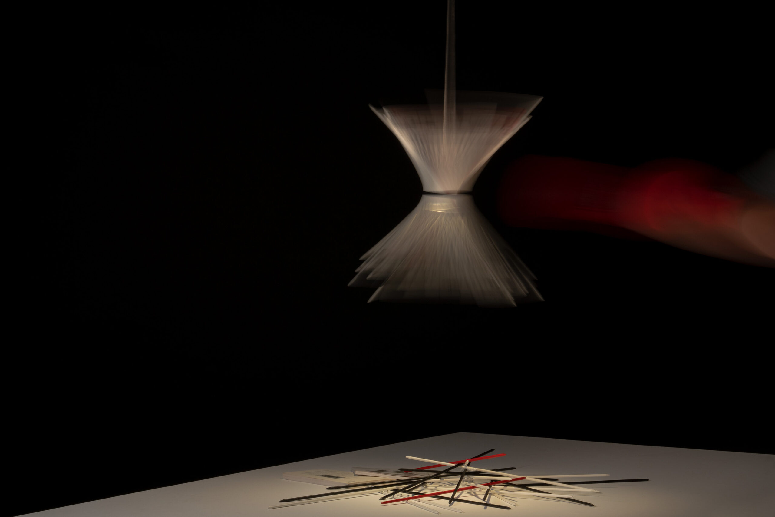 Pic-a-stic by Ingo Maurer: the suspension lamp that enchants with its ...