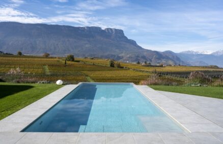 Villa EB: un'elegante residenza organica tra vigneti e boschi a Bolzano ...