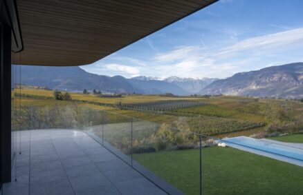 Villa EB: un'elegante residenza organica tra vigneti e boschi a Bolzano ...