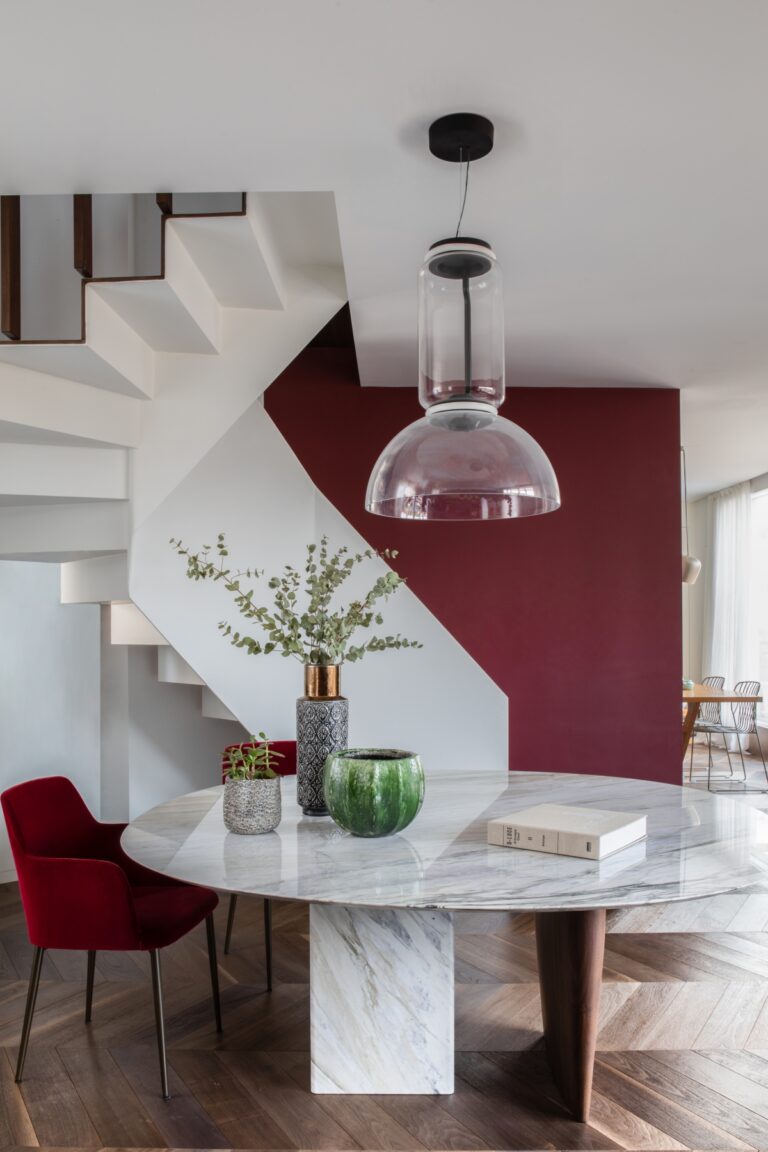 Contrasti tra spazio e natura: l'incredibile duplex di Icona Architetti ...