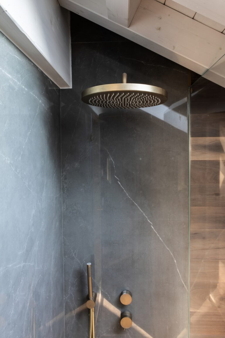 Contrasti tra spazio e natura: l'incredibile duplex di Icona Architetti ...